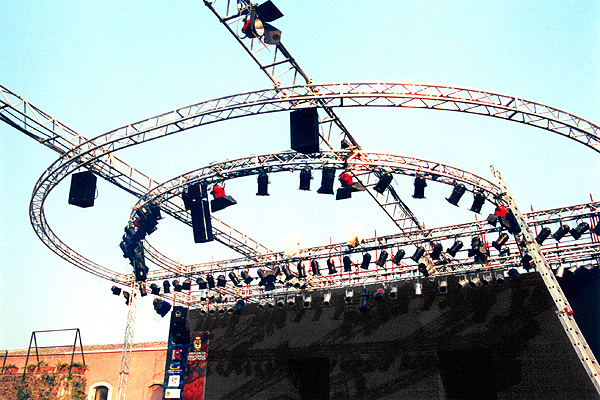 Piccolo palcoscenico per concerti - Concerti | PERONI