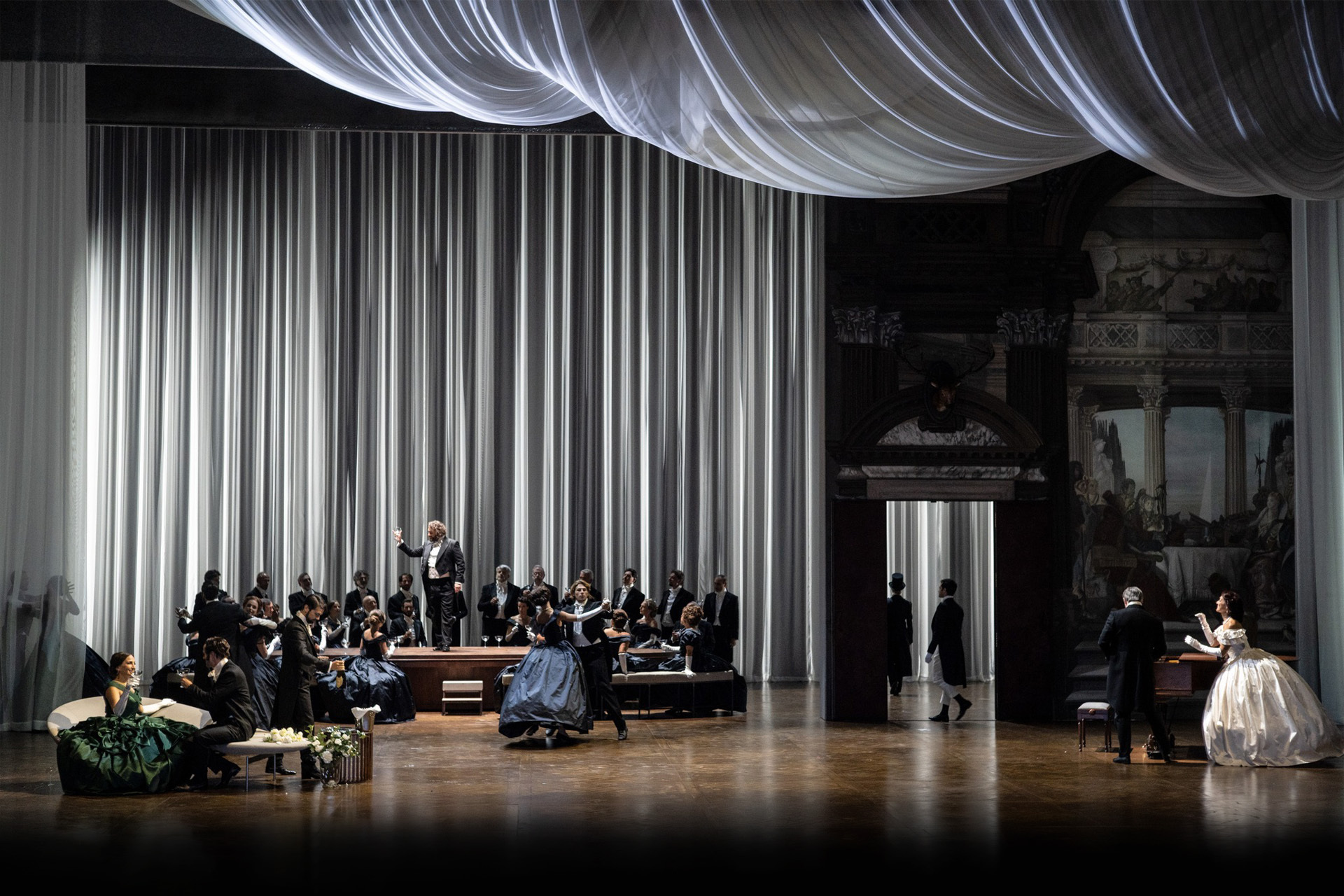 Fly and swag curtains - Typology of curtain | PERONI