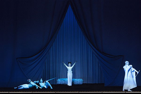 Frontward lifting curtain - Typology of curtain | PERONI